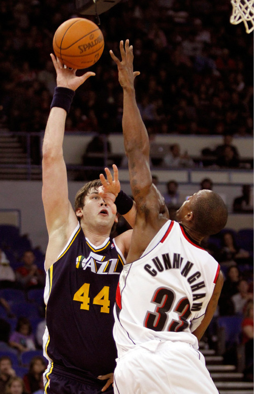Slimmer Fesenko does heavy lifting in preseason Jazz win - The Salt ...