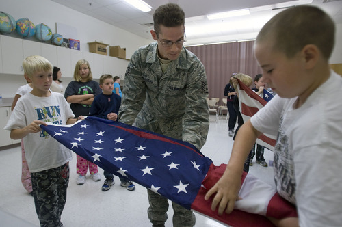 Syracuse students take a lesson from the military on flag etiquette ...