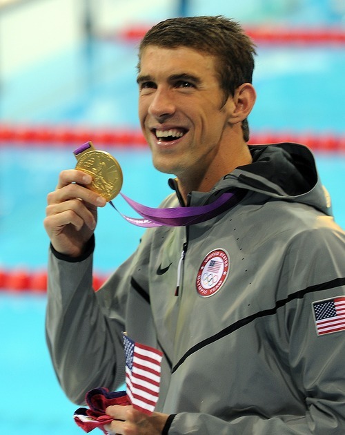 Olympics Michael Phelps Sets Record With 19 Medals As U S Wins Relay