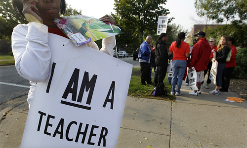 Chicago teachers considering offer to end strike - The Salt Lake Tribune