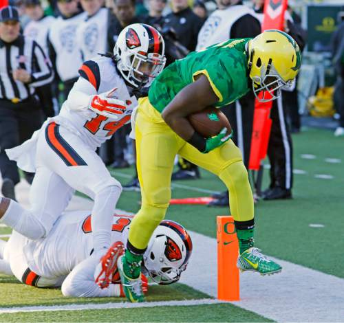 College football: No. 18 Oregon holds off rallying Oregon State 52-42 ...