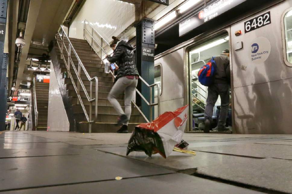 NYC abandons subway trash-bin ban experiment - The Salt Lake Tribune